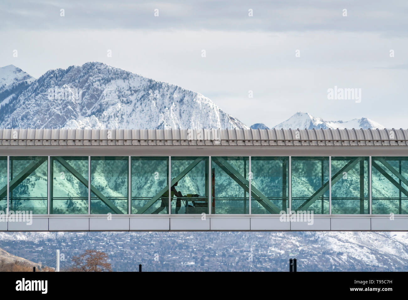 Skywalk between buildings hi-res stock photography and images - Alamy