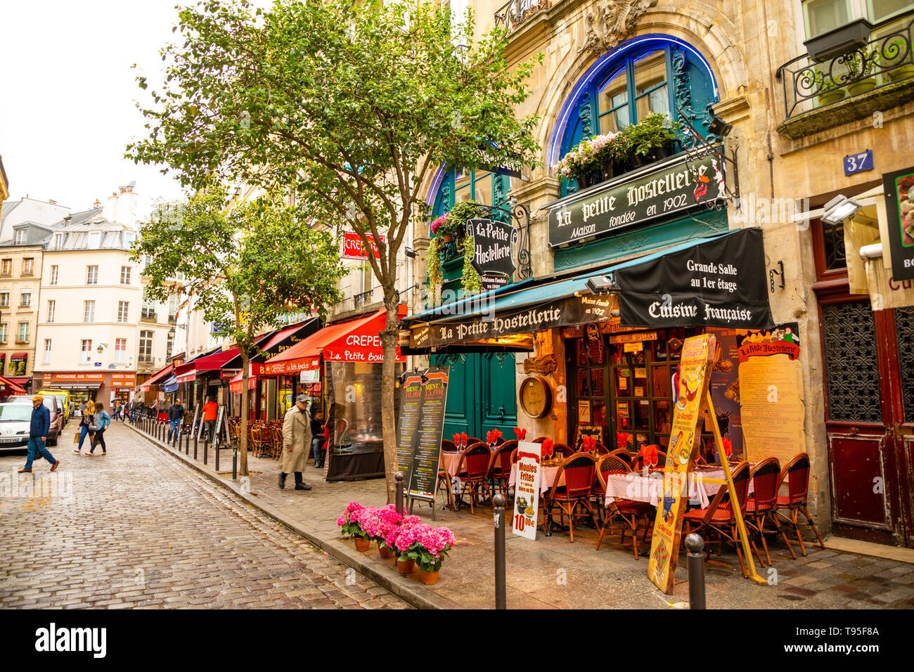 Typical cafe scene in paris hi-res stock photography and images - Alamy
