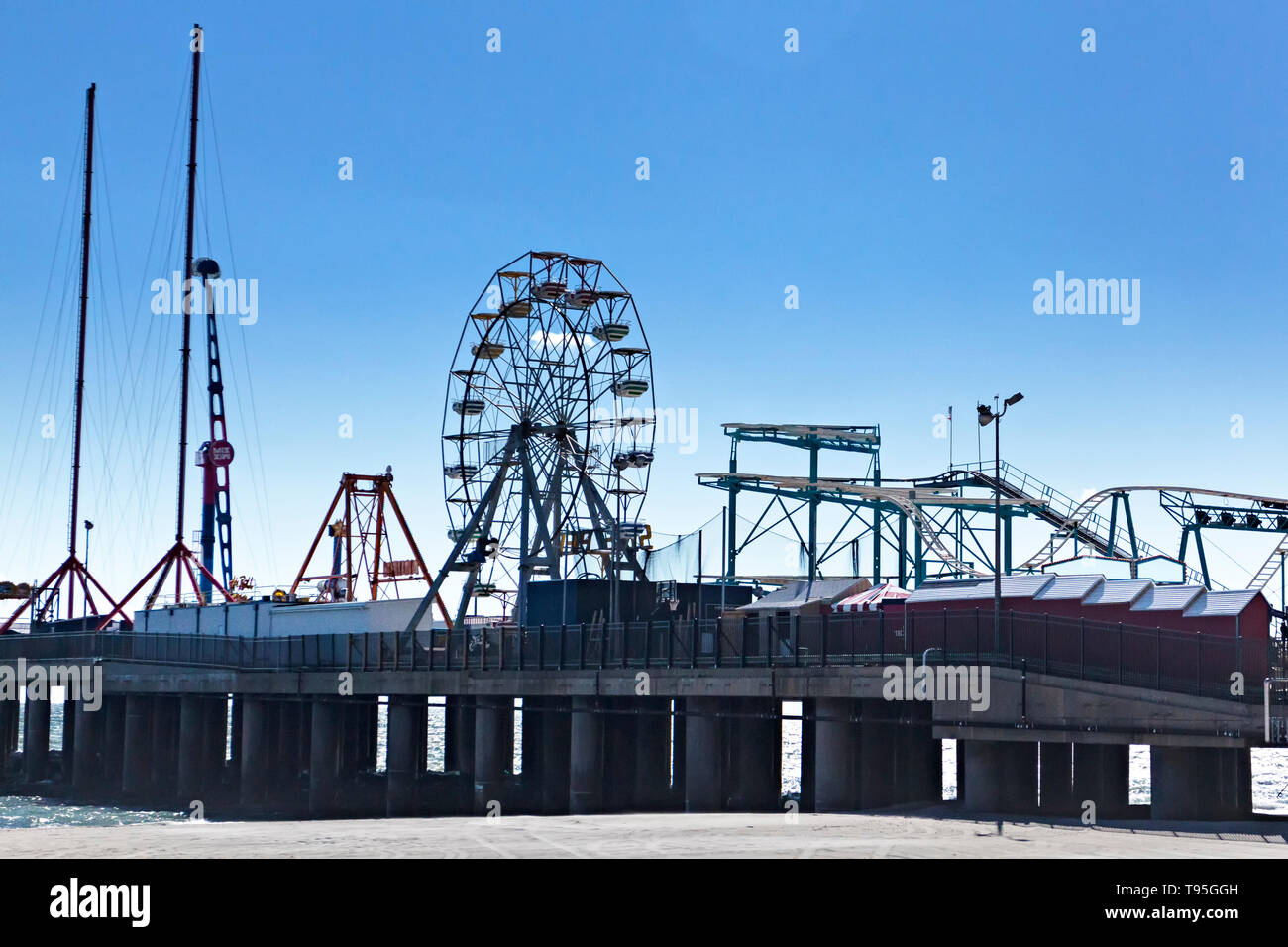 Pier rides hi-res stock photography and images - Alamy