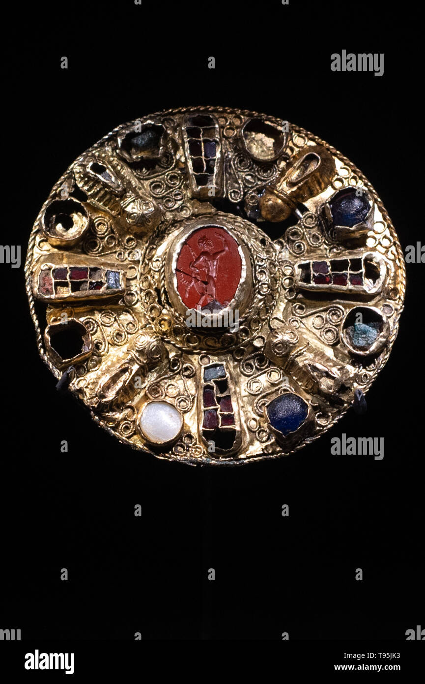 Disc brooch hi-res stock photography and images - Alamy