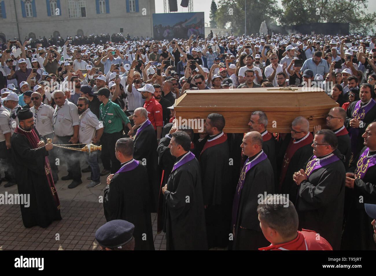 Beirut, Lebanon. 16th May, 2019. Monks carry the coffin of the former ...