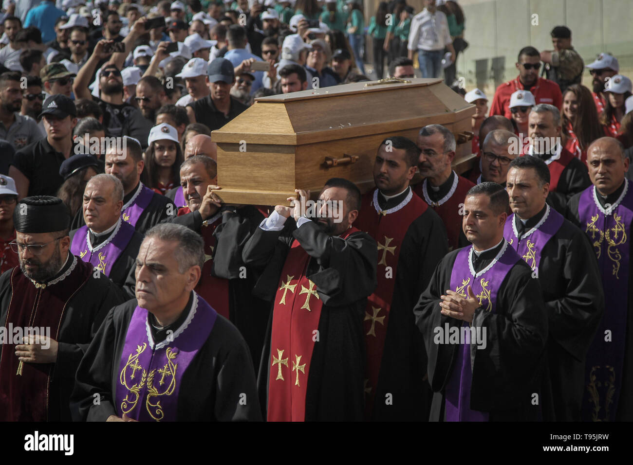 Beirut, Lebanon. 16th May, 2019. Monks carry the coffin of the former ...