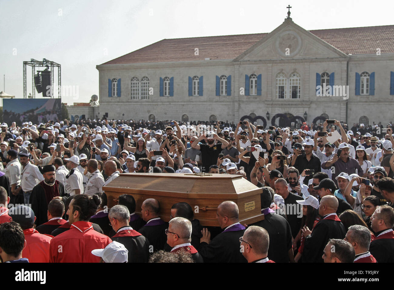 Beirut, Lebanon. 16th May, 2019. Monks carry the coffin of the former ...