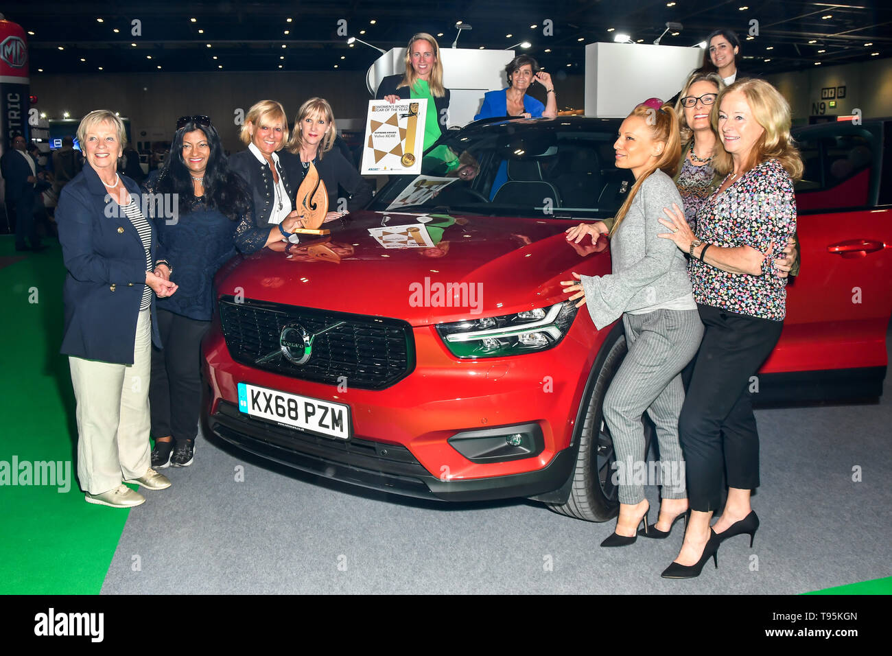 Female motoring journalists hi-res stock photography and images - Alamy