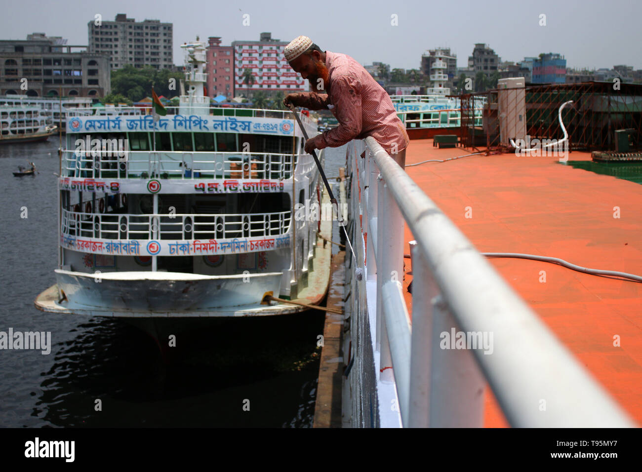 Dhaka, Dhaka, Bangladesh. 14th May, 2019. Water transport worker seen ...