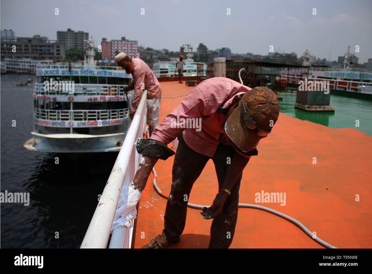Dhaka, Dhaka, Bangladesh. 15th May, 2019. Water transport workers seen ...