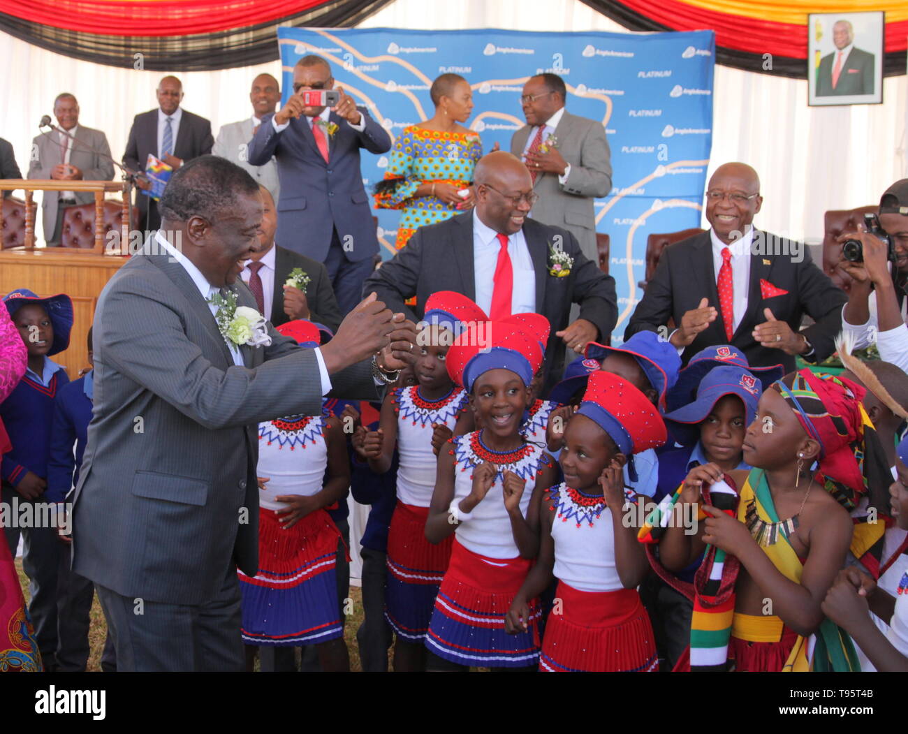 (190516) -- SHURUGWI (ZIMBABWE), May 16, 2019 (Xinhua) -- Zimbabwean ...