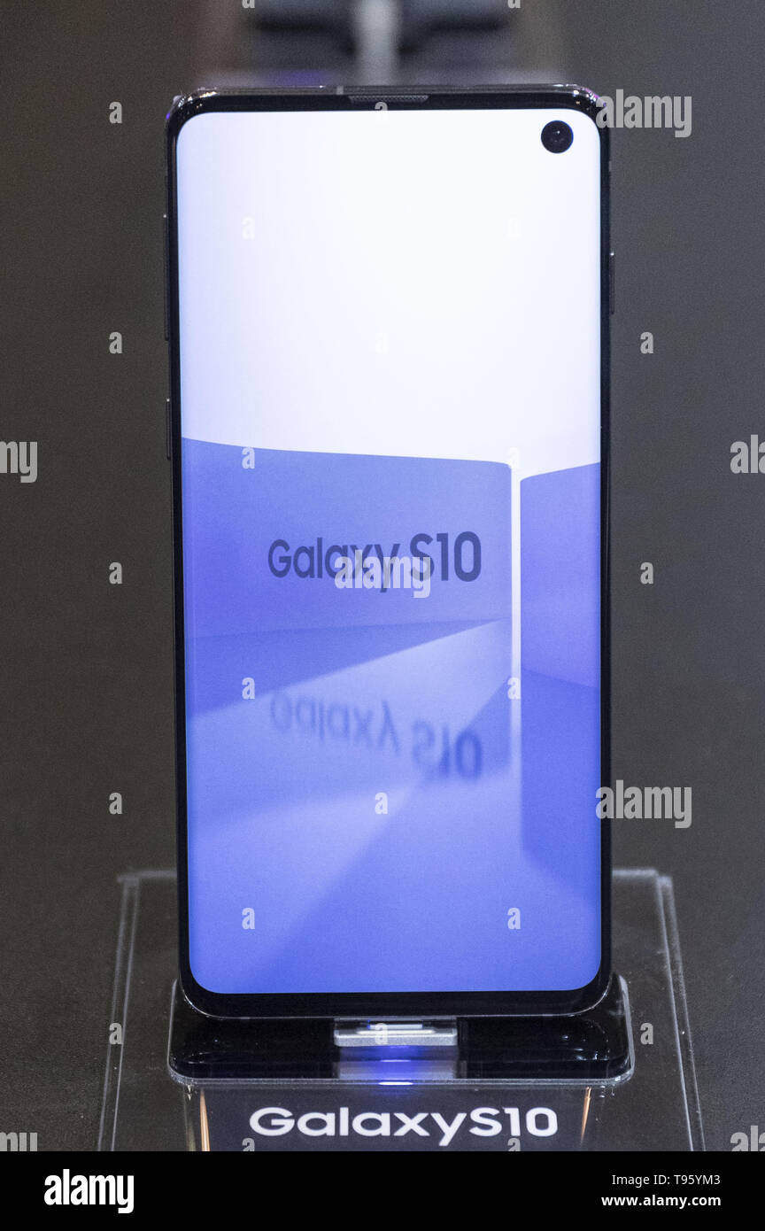 Chiba, Japan. 17th May, 2019. A Galaxy S10 on display during the KCON ...
