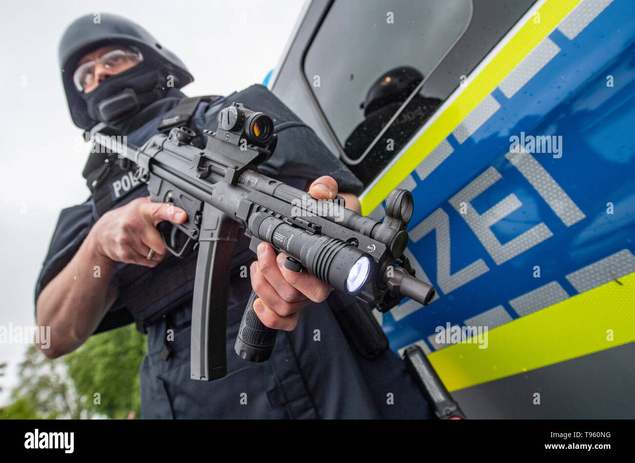 09 May 2019, Hessen, Wiesbaden: With the MP5 submachine gun from ...