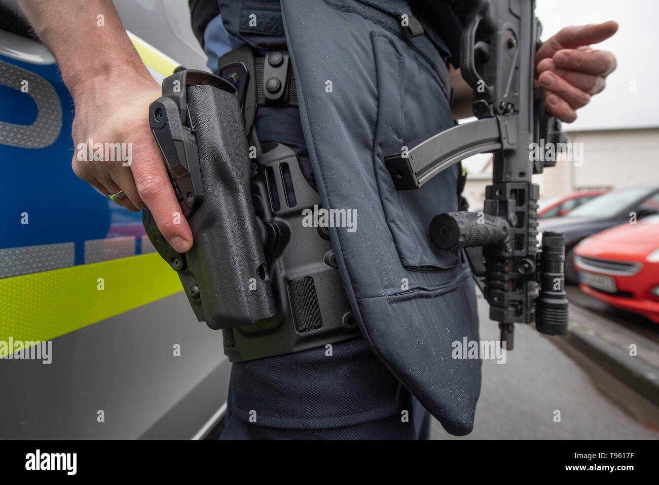 Wiesbaden, Germany. 09th May, 2019. With the MP5 submachine gun from ...