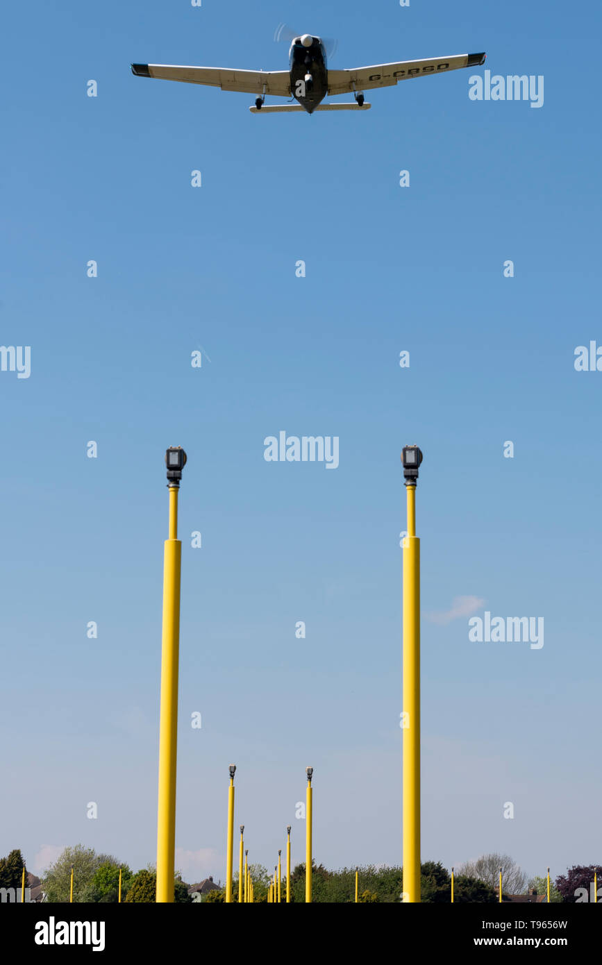 Approach lighting system hi-res stock photography and images - Alamy