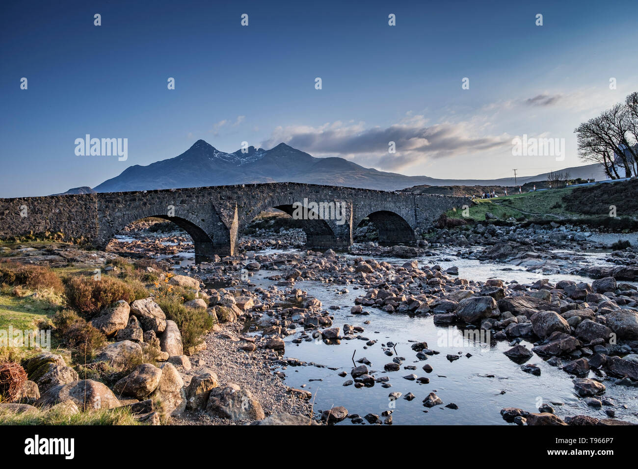 Sligachan Old Bridge looking towards the Cuillin mountain range, Isle ...