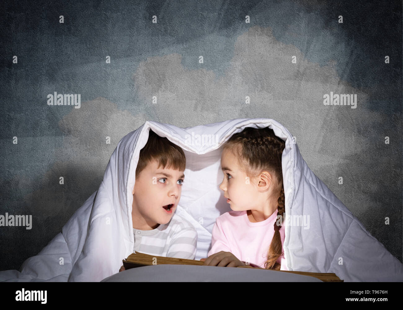 Two frightened children hi-res stock photography and images - Alamy