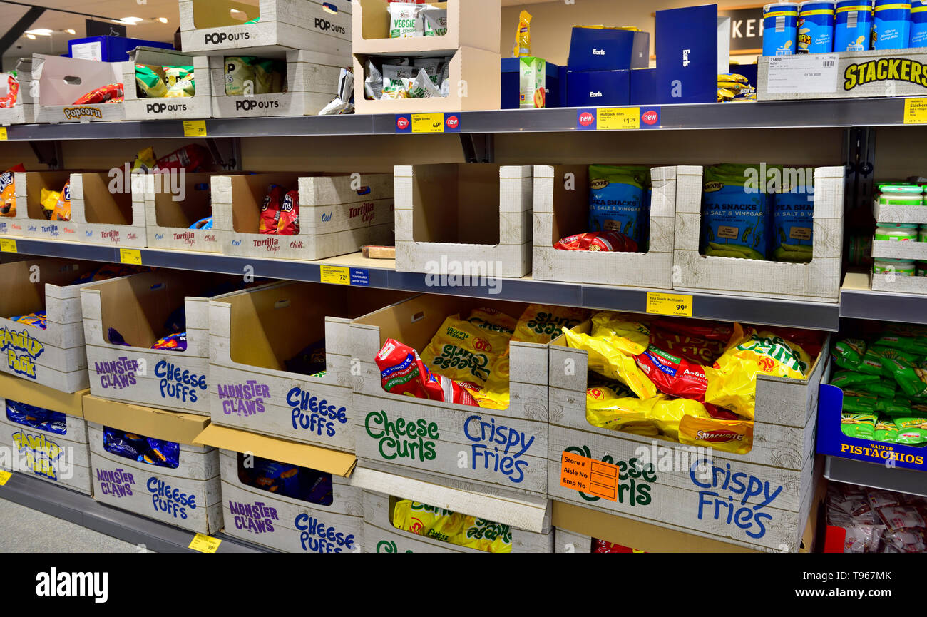 Crisps shelves hi-res stock photography and images - Alamy