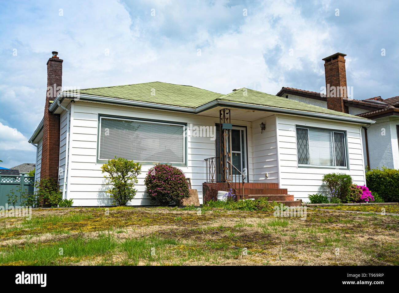 Modest architecture hi-res stock photography and images - Alamy