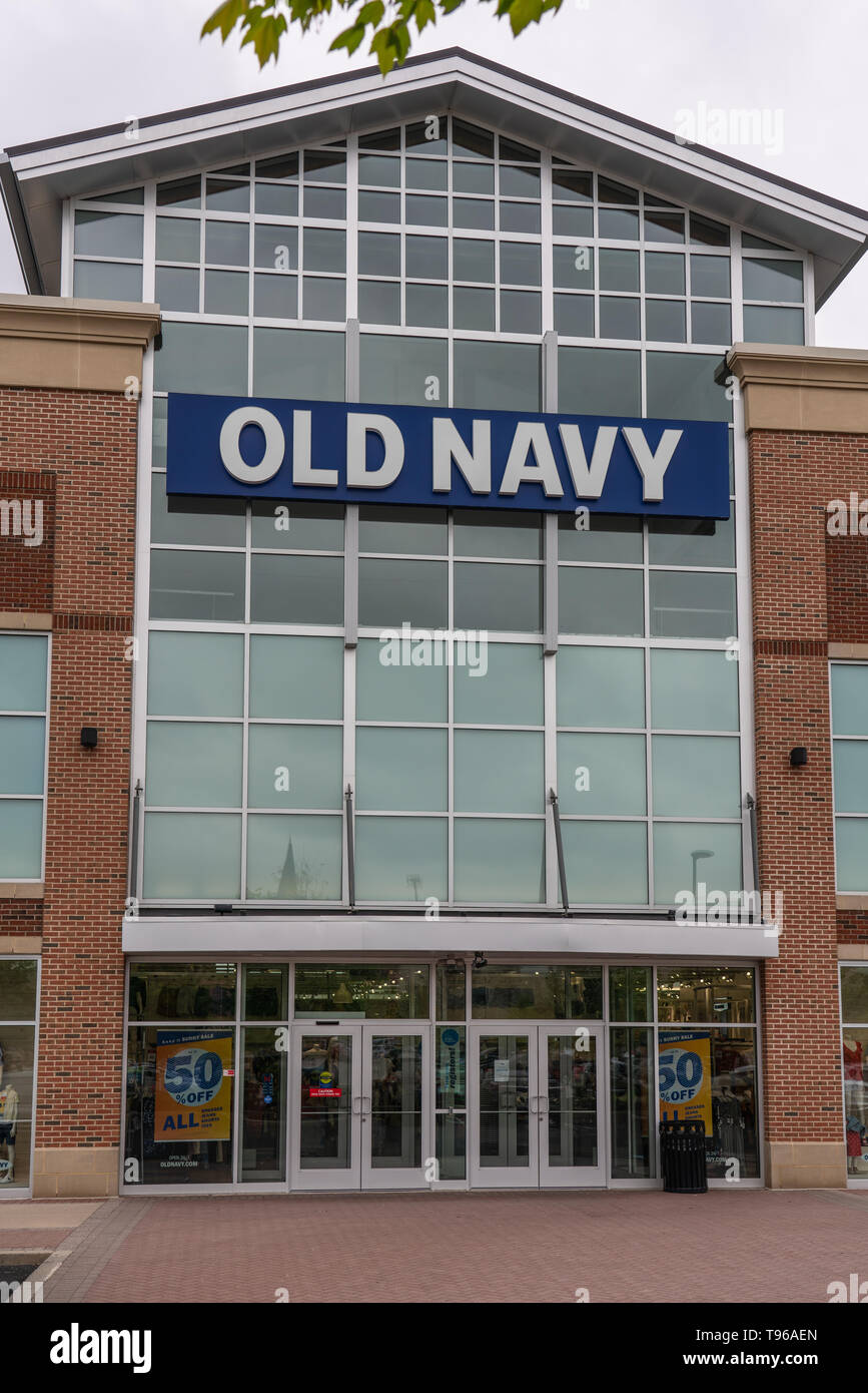 Gap storefront hi-res stock photography and images - Alamy