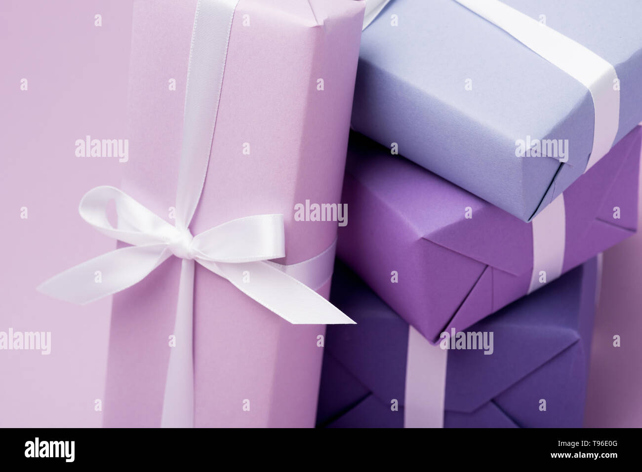 Purple gradients hi-res stock photography and images - Alamy
