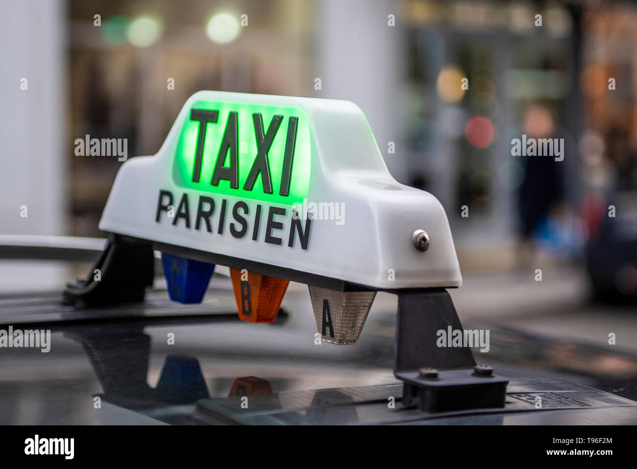 Taxi Parisien Stock Photos & Taxi Parisien Stock Images - Alamy