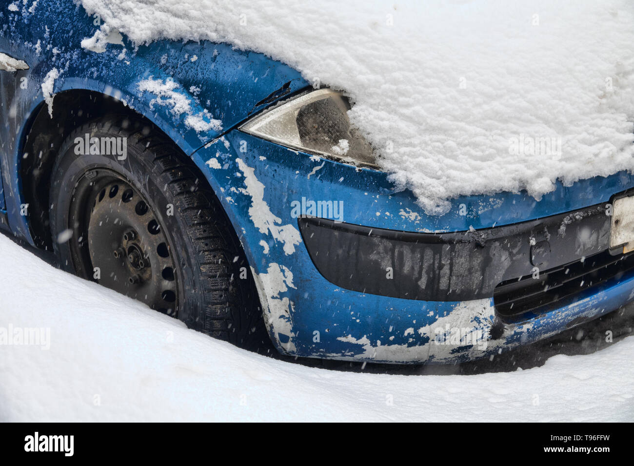 Cars left in snow after a snow storm on streets of metropolis. Close-up ...