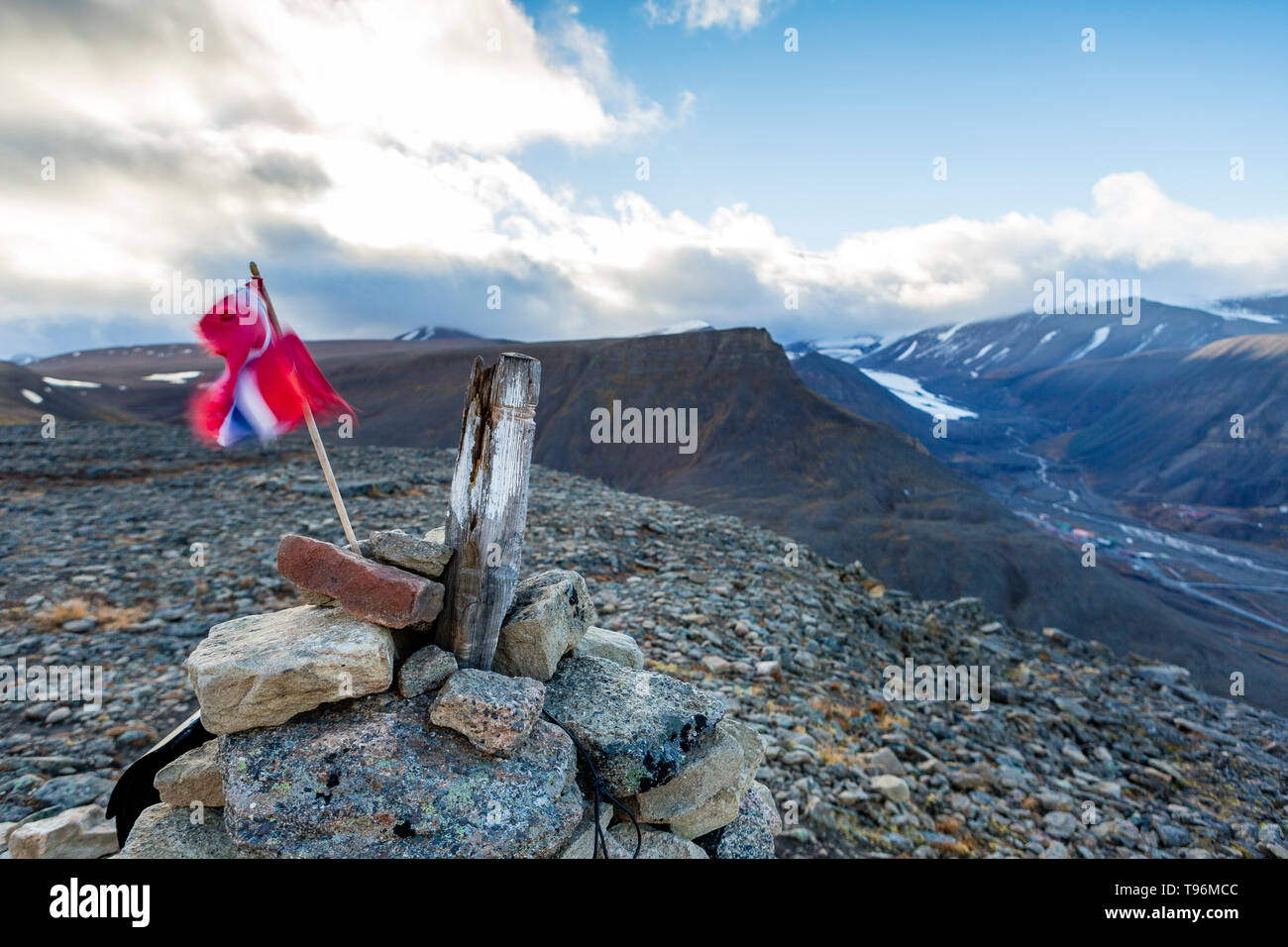 North pole flag snow hi-res stock photography and images - Alamy