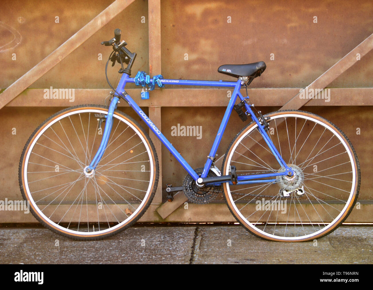 Bicycle against wooden fence hi-res stock photography and images - Alamy