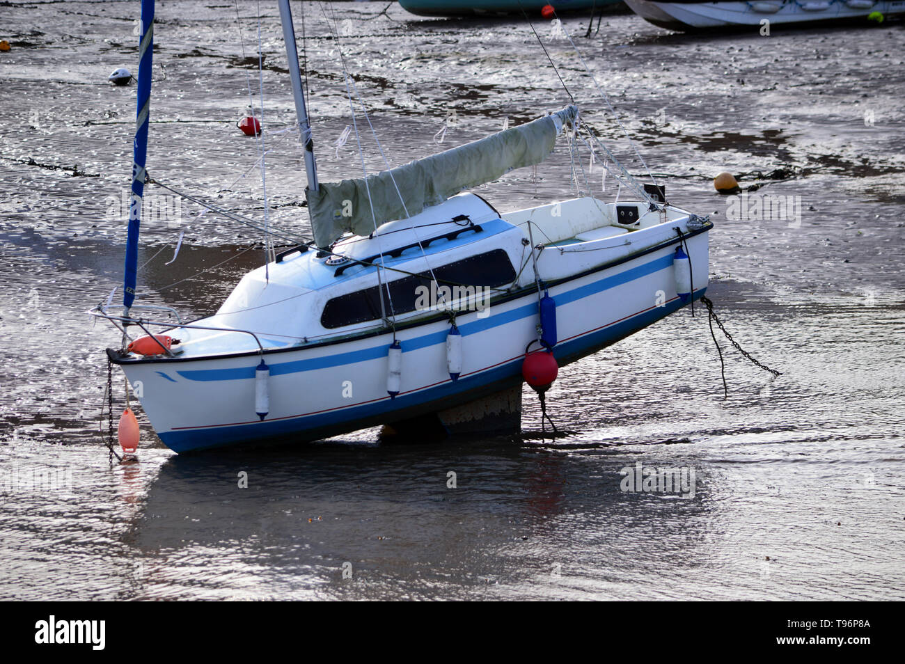 Stranded yacht hi-res stock photography and images - Alamy