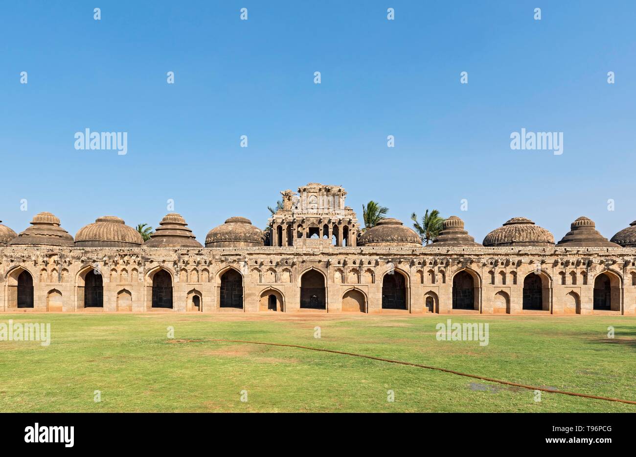 Elephant stables hampi india hi-res stock photography and images - Alamy