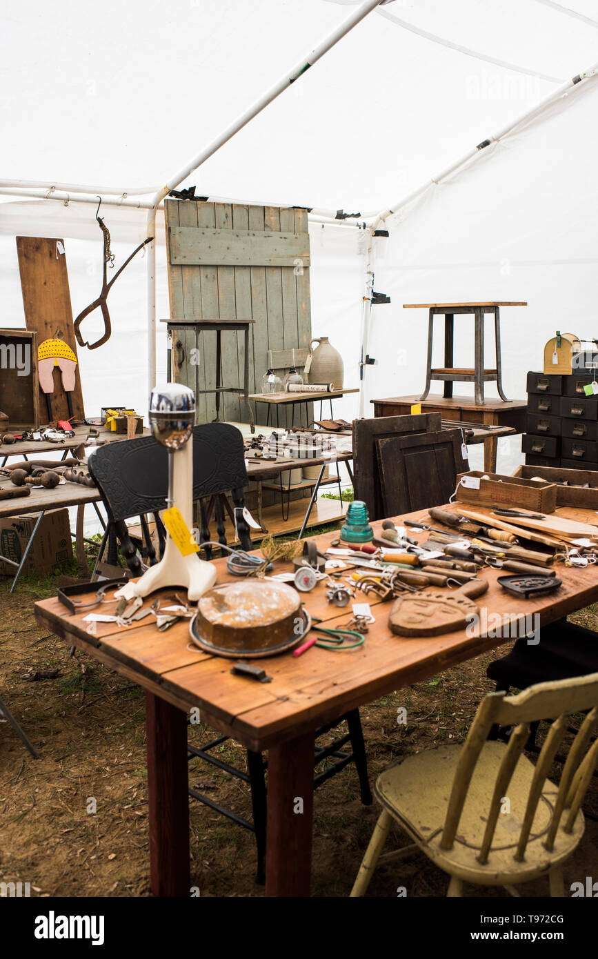 Brimfield market hi-res stock photography and images - Alamy