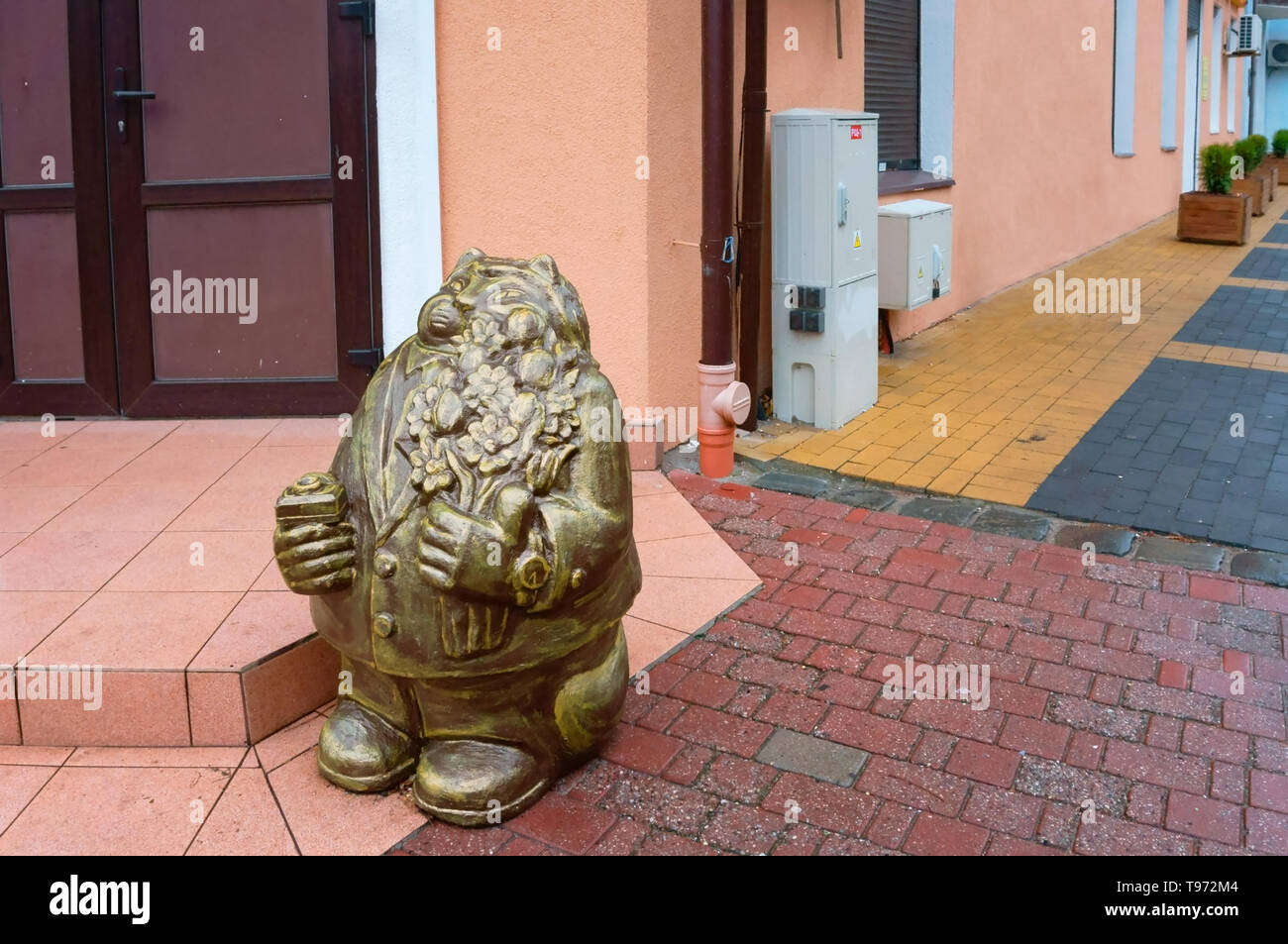 bronze sculpture of a cat, statue of a fat cat made of bronze ...