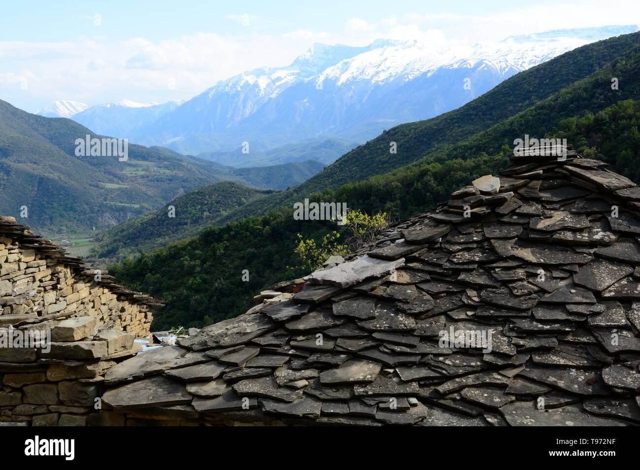 Stone slate roof hi-res stock photography and images - Alamy