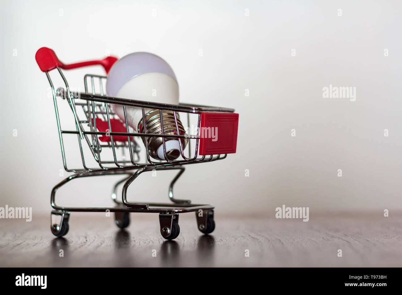 Shopping cart light bulb saving hi-res stock photography and images - Alamy