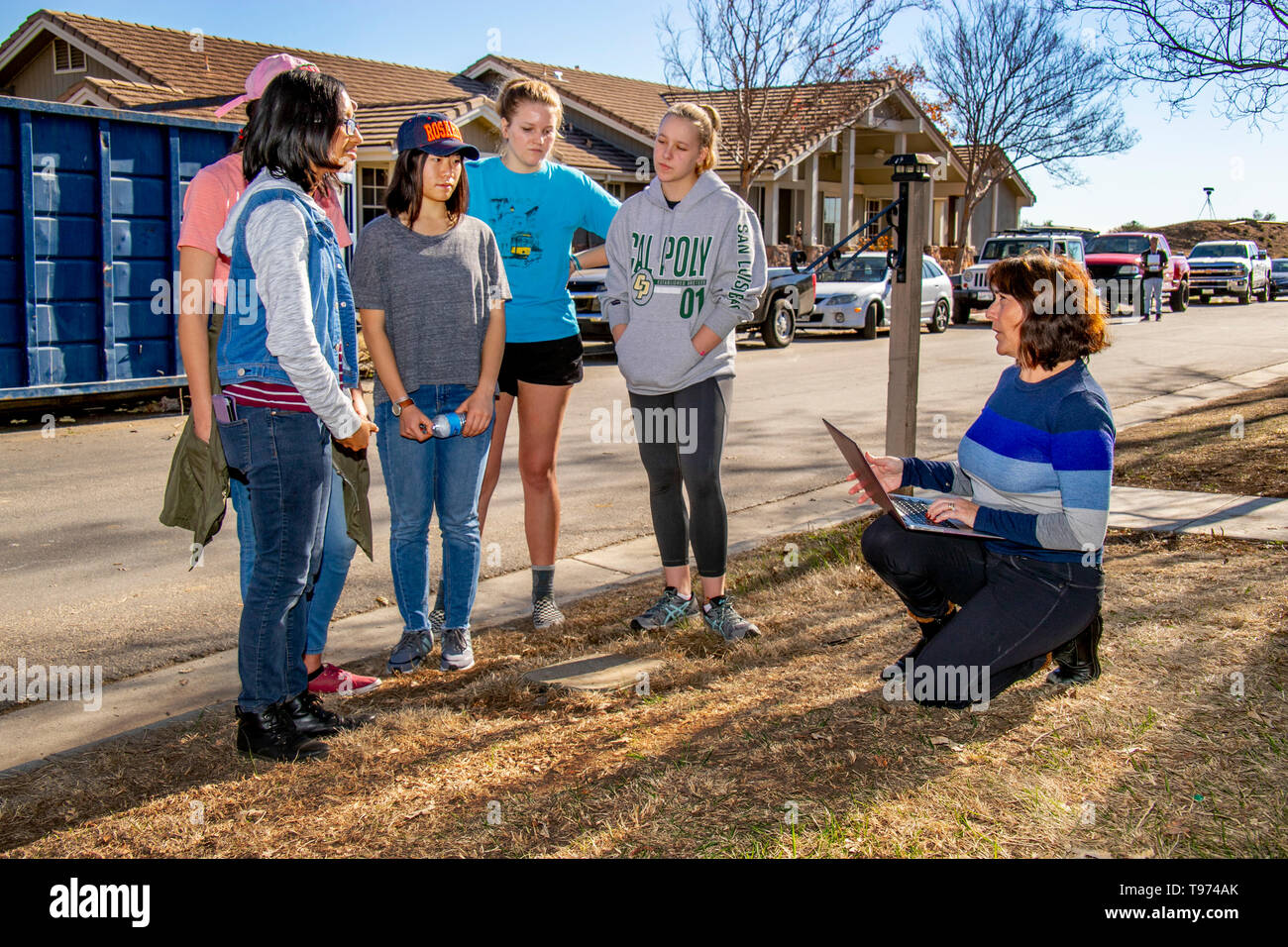 Female reporter in street interview hi-res stock photography and images ...