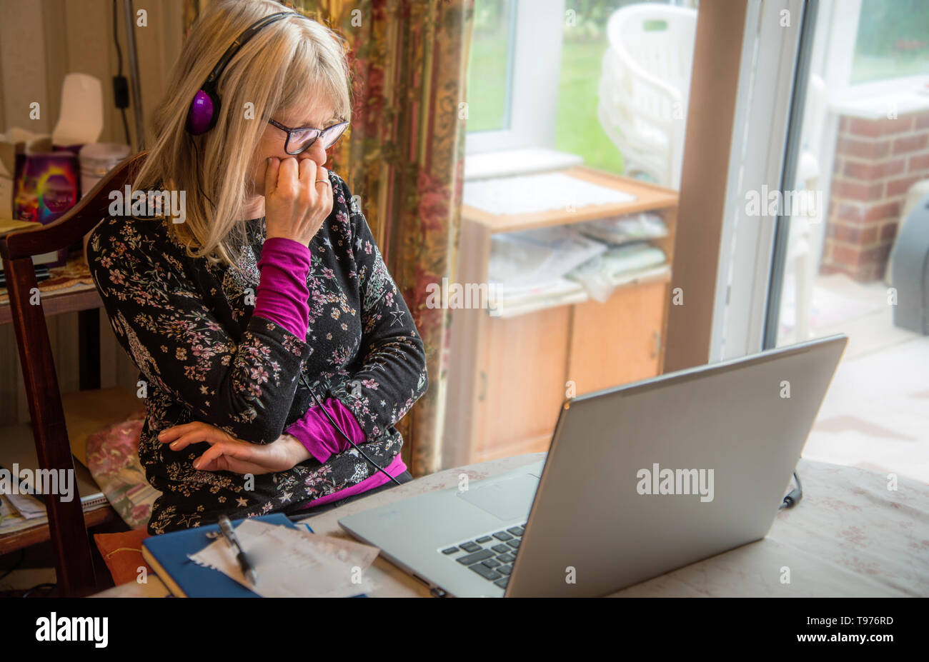 Taking notes while listening to a web based seminar being broadcast ...