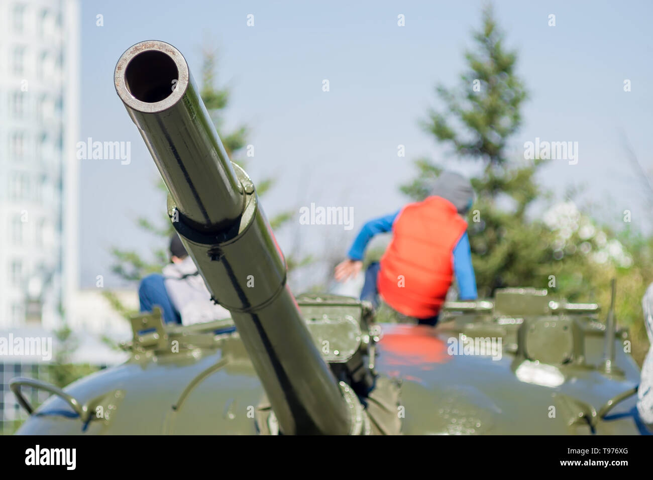 Children playing on army tank hi-res stock photography and images - Alamy