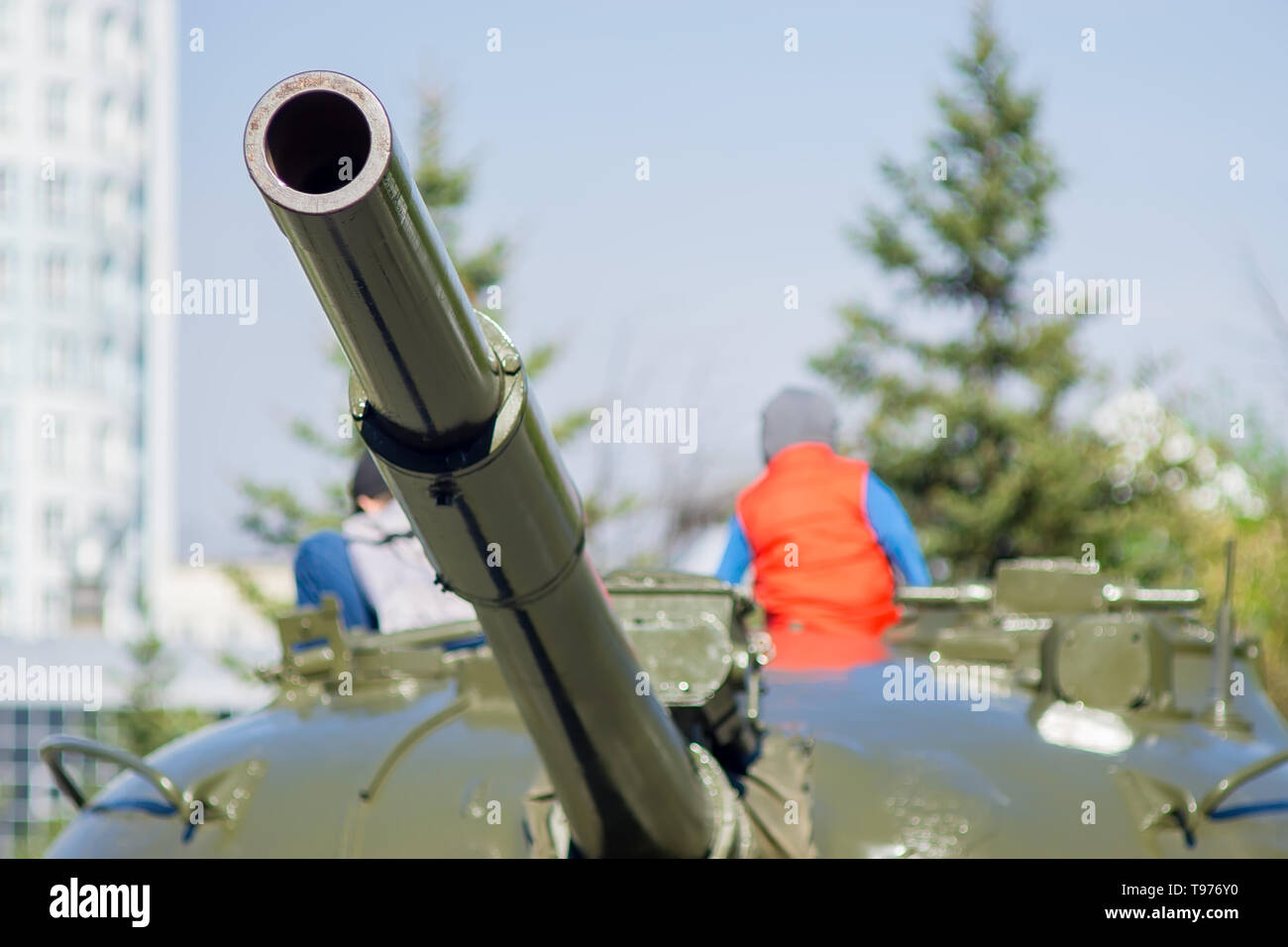Children playing on army tank hi-res stock photography and images - Alamy