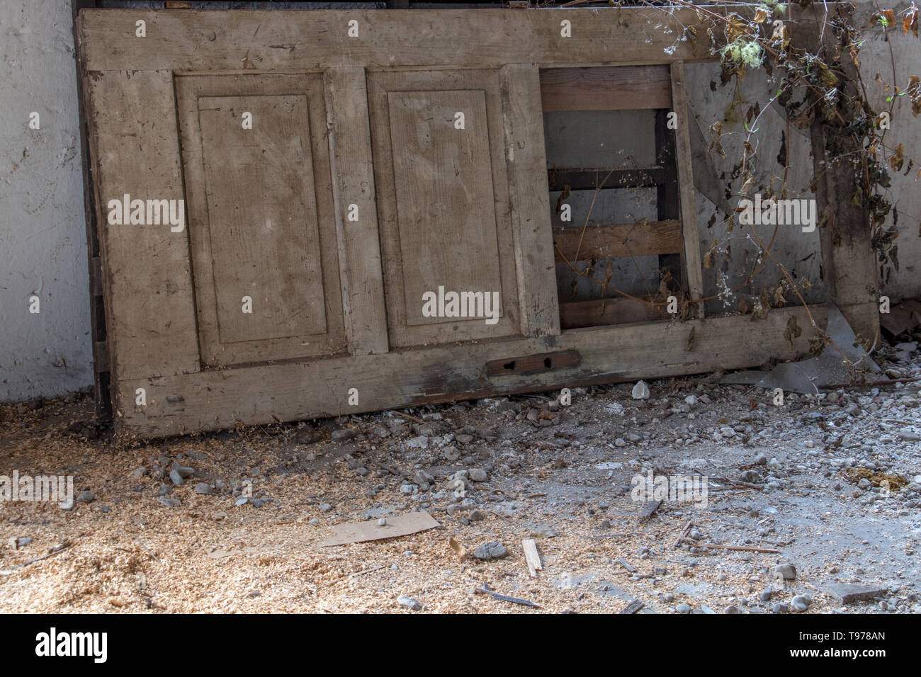 damaged door laying on floor Stock Photo - Alamy
