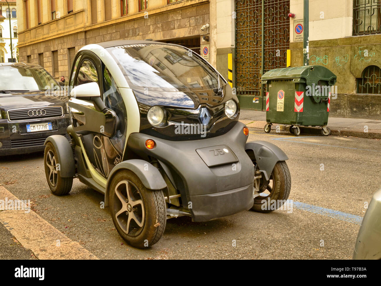 Renault Twizy Small Electric Vehicle Stock Photos & Renault Twizy Small ...