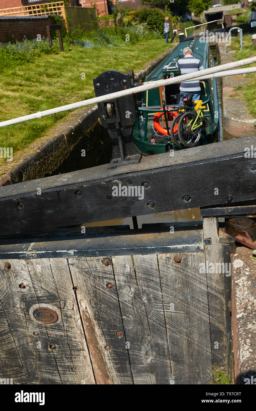 Pleasure barge navigating the waterway in Stratford-on-Avon, England ...