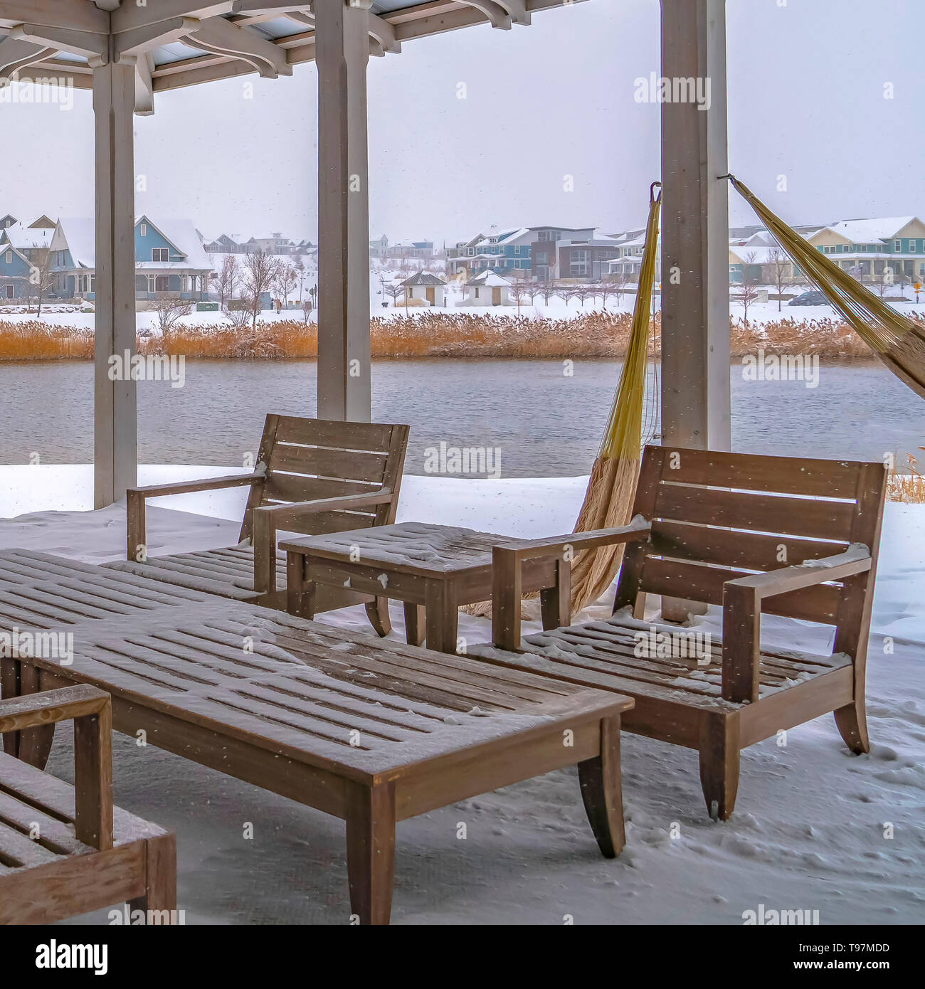 Patio overlooking lake hi-res stock photography and images - Alamy