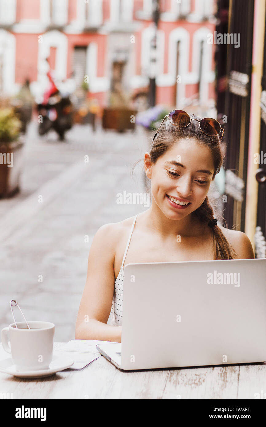 Cafe laptop america hi-res stock photography and images - Alamy