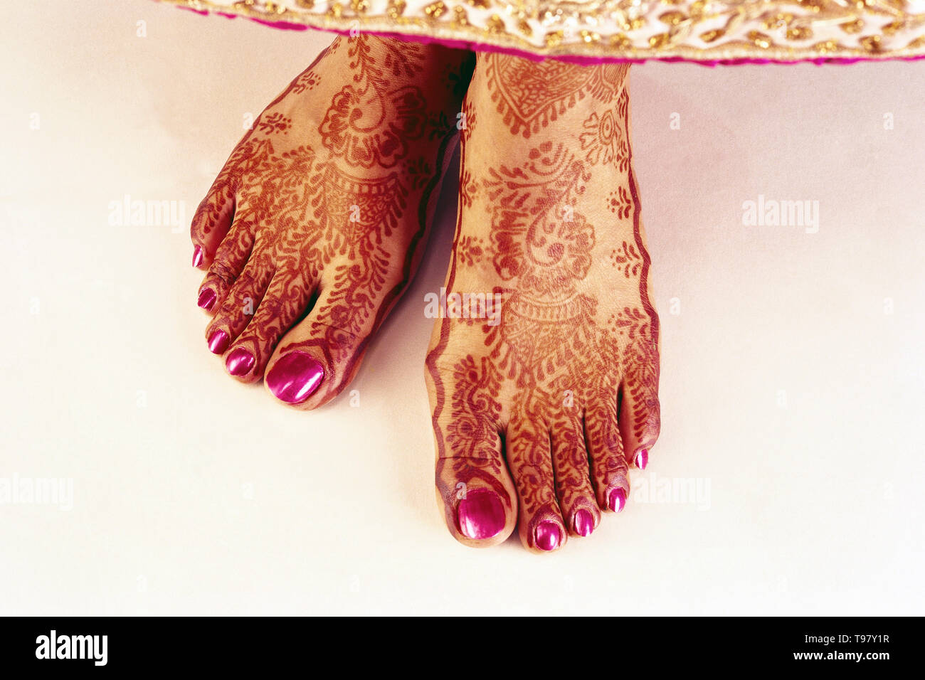 A PORTRAIT OF A MUSLIM BRIDE'S FEET ADORNED WITH MEHENDI Stock Photo ...