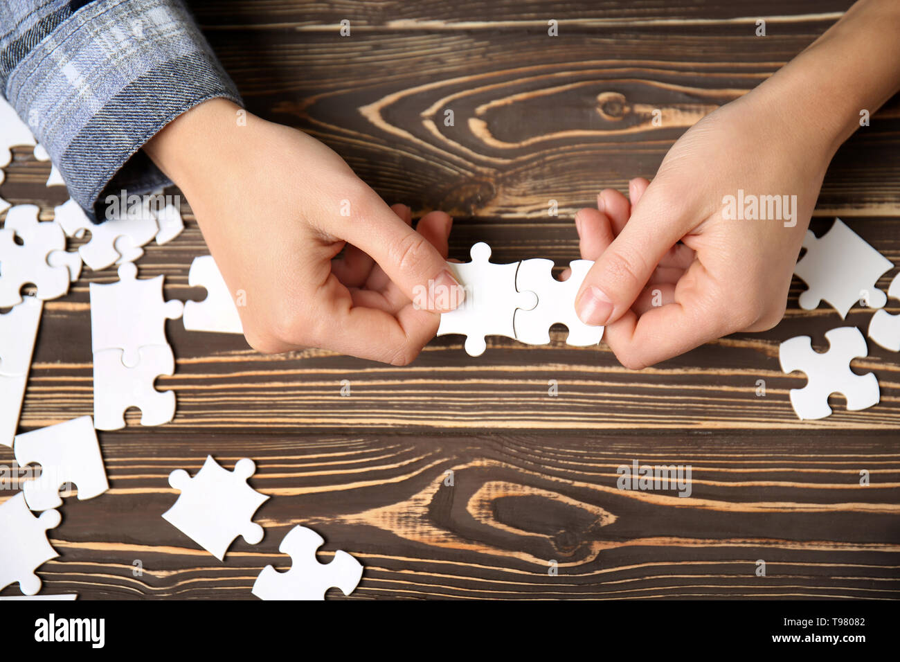 Woman doing puzzle hi-res stock photography and images - Alamy