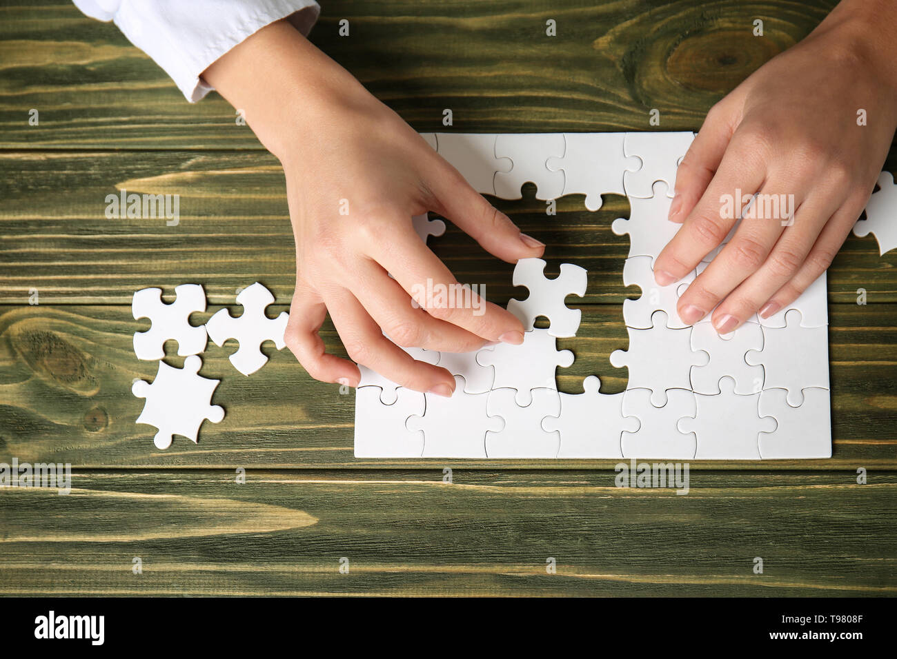 Woman doing puzzle hi-res stock photography and images - Alamy