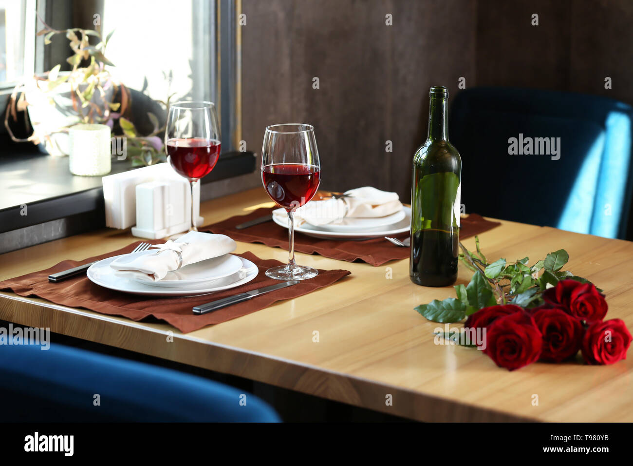 Romantic couple sitting table bouquet hi-res stock photography and ...
