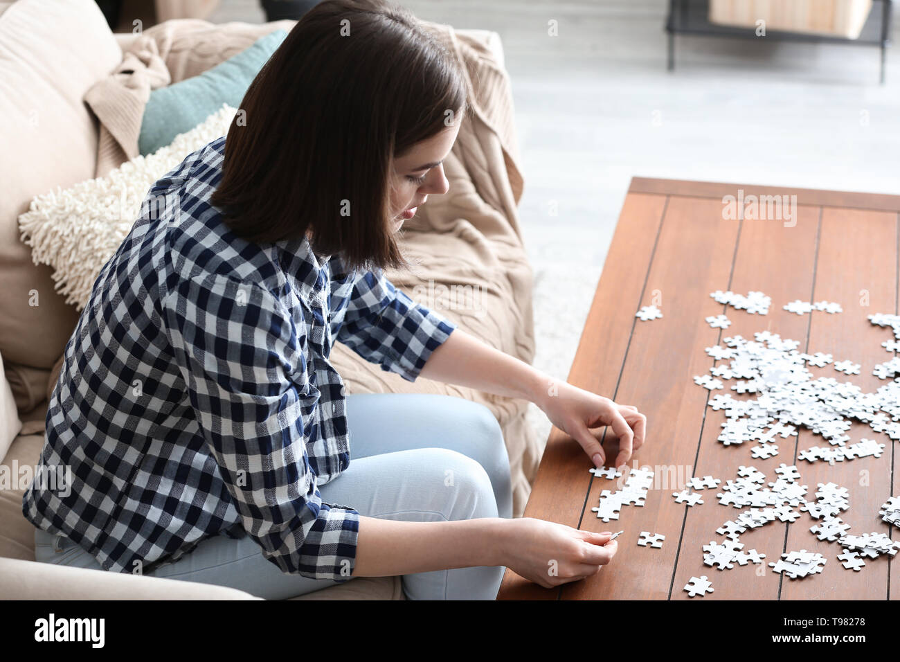 Young people doing jigsaw puzzle hi-res stock photography and images ...