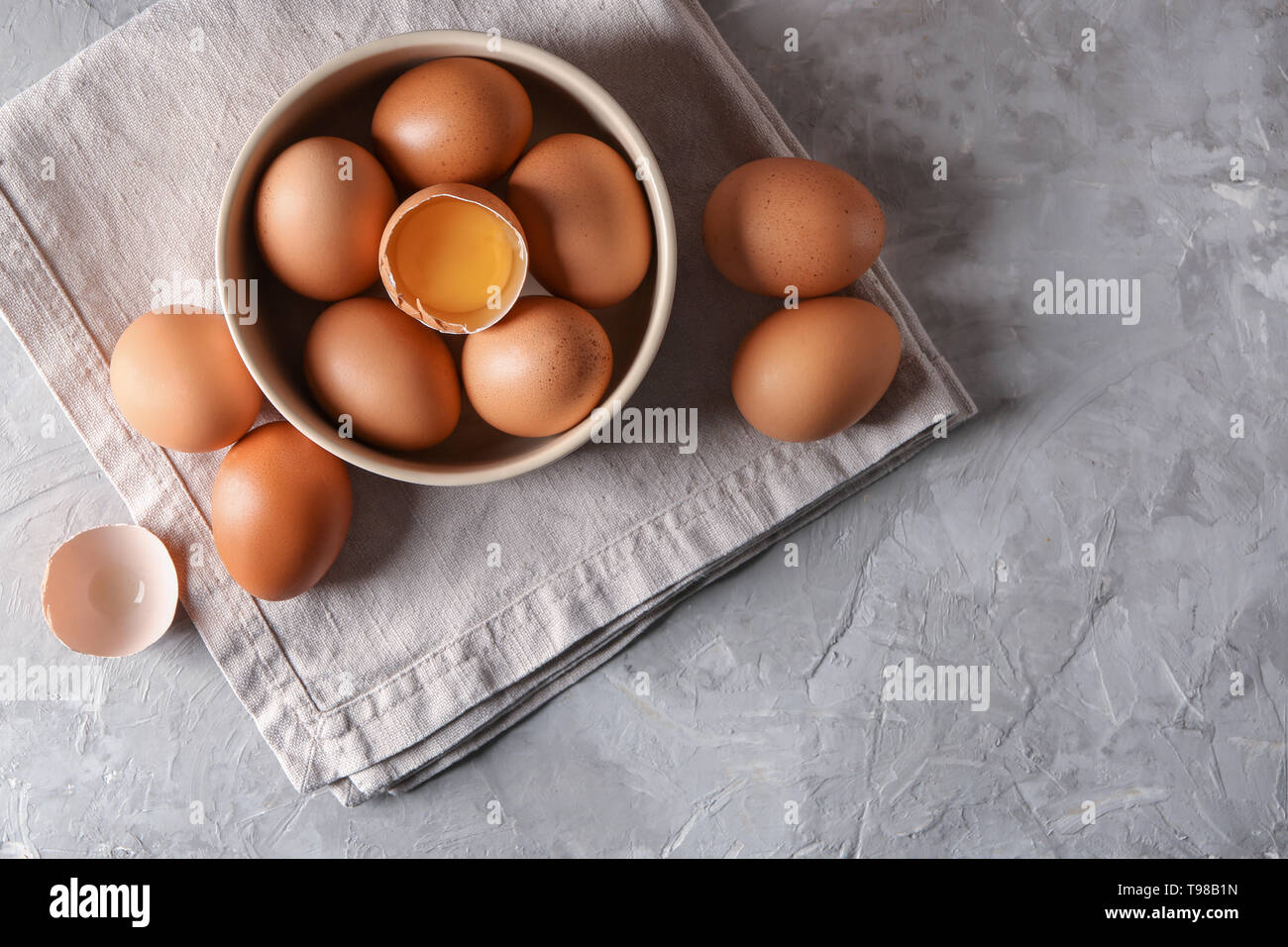Bowl cracked chicken eggs hi-res stock photography and images - Alamy