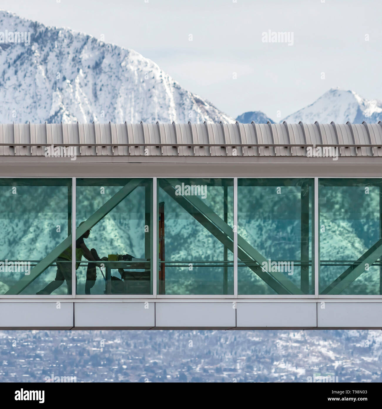 Skywalk between buildings hi-res stock photography and images - Alamy
