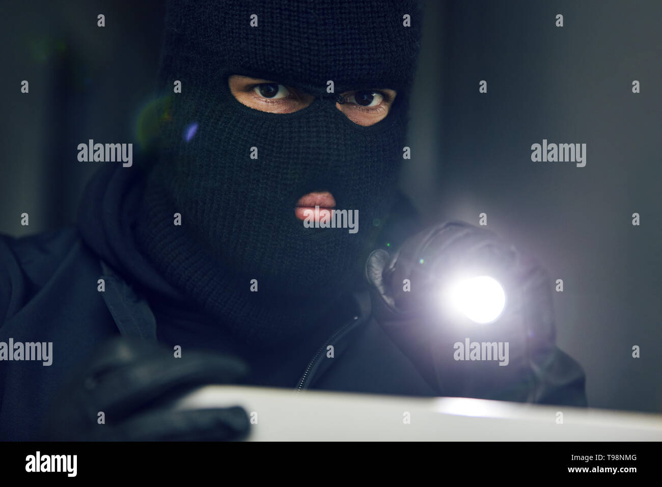 Swat raid hi-res stock photography and images - Alamy