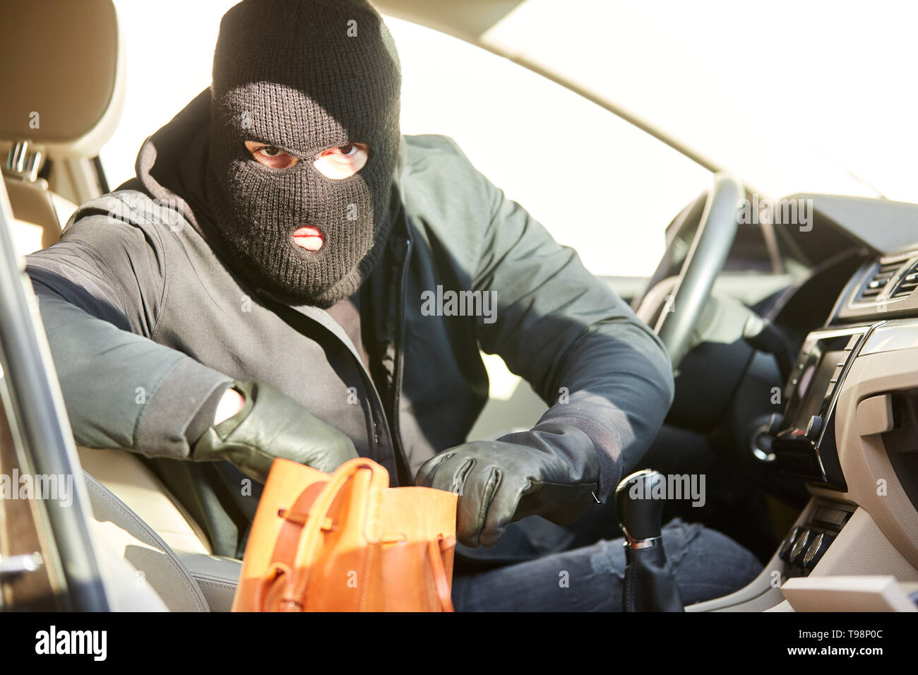 Car burglary hi-res stock photography and images - Alamy