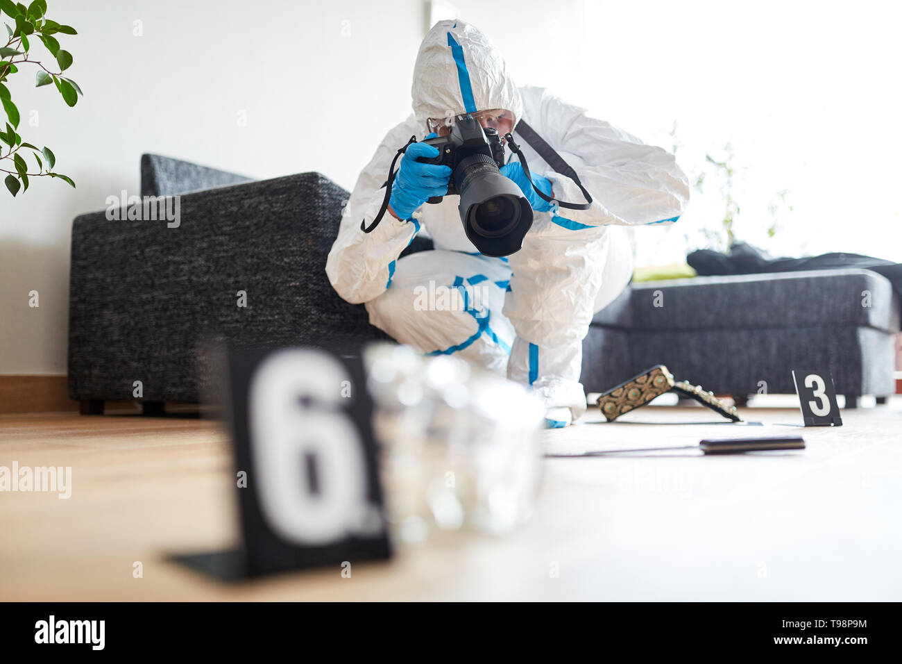 Forensic scientist hi-res stock photography and images - Alamy